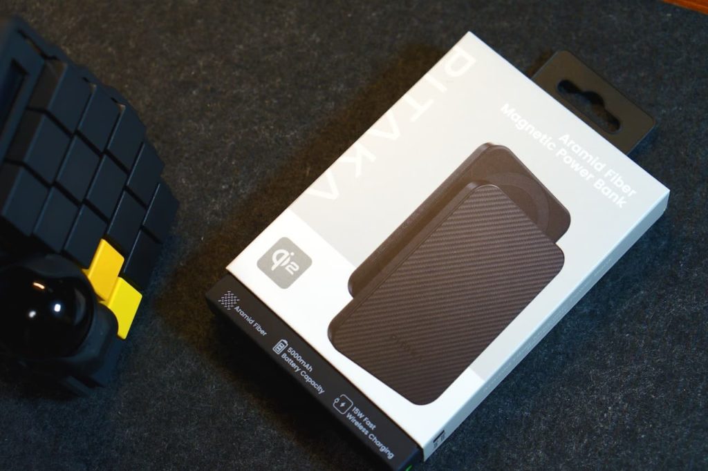 PITAKA Qi2認証 MagSafeモバイルバッテリー レビュー | 薄い&軽い&5,000mAhにアップグレードした新モデルが登場！